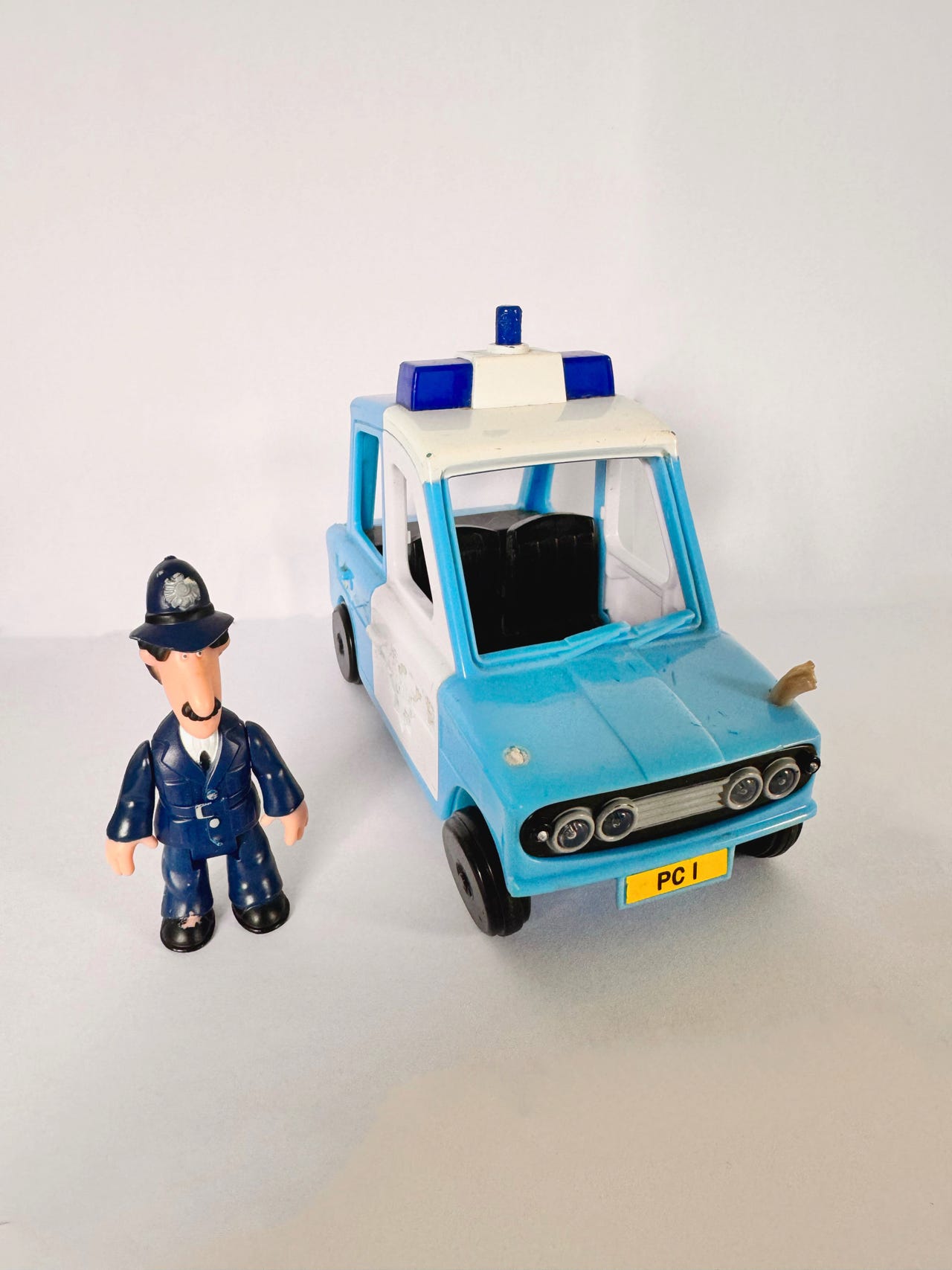 Postimiespate sarjan poliisiauto ja hahmo | Tori