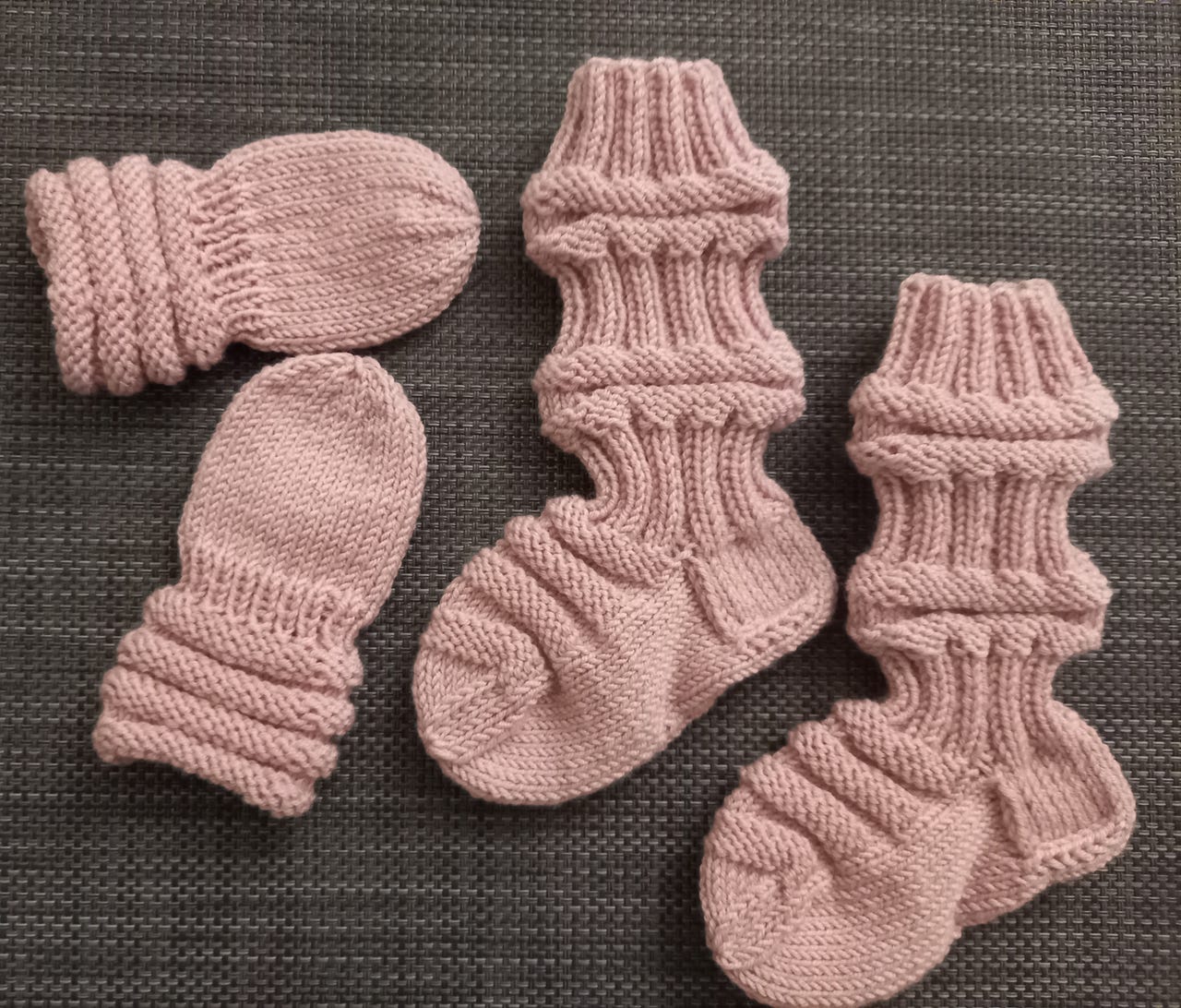 Uudet merino junasukat ja lapaset | Tori
