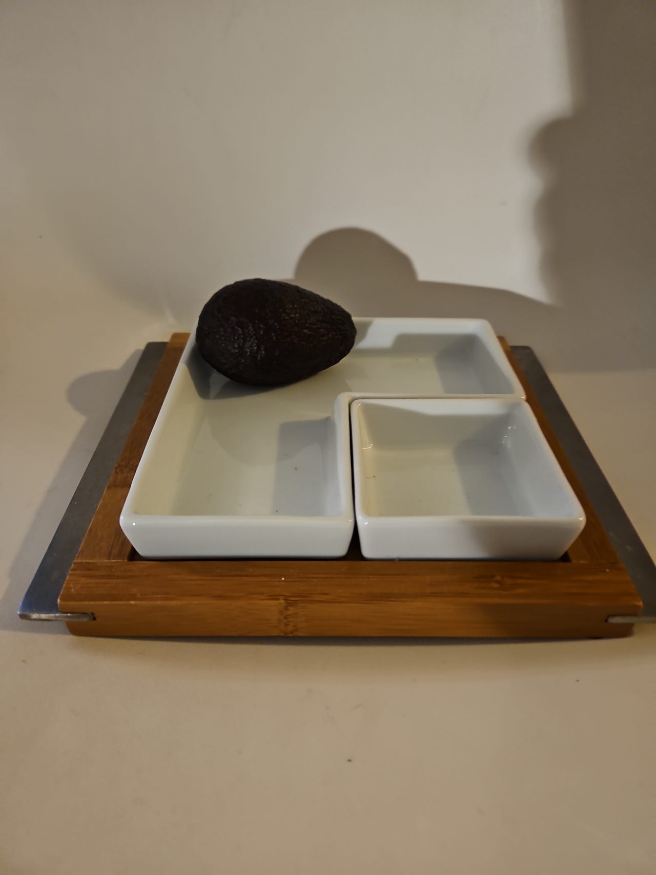 Puinen tarjotin ja geometriset posliiniastiat | Tori