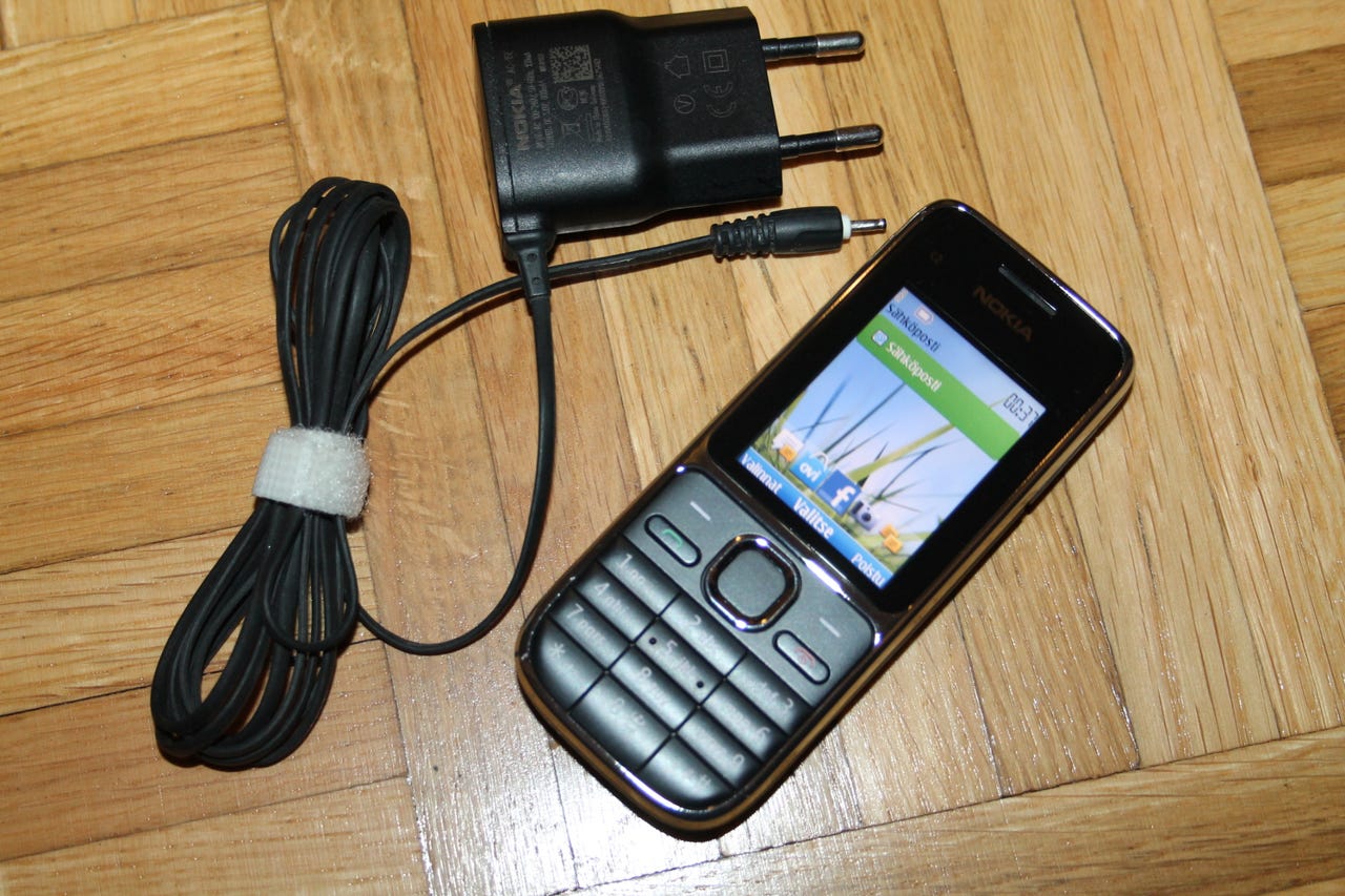 Nokia C2-01 matkapuhelin + laturi matka puhelin vähän käytetty kännykkä ...