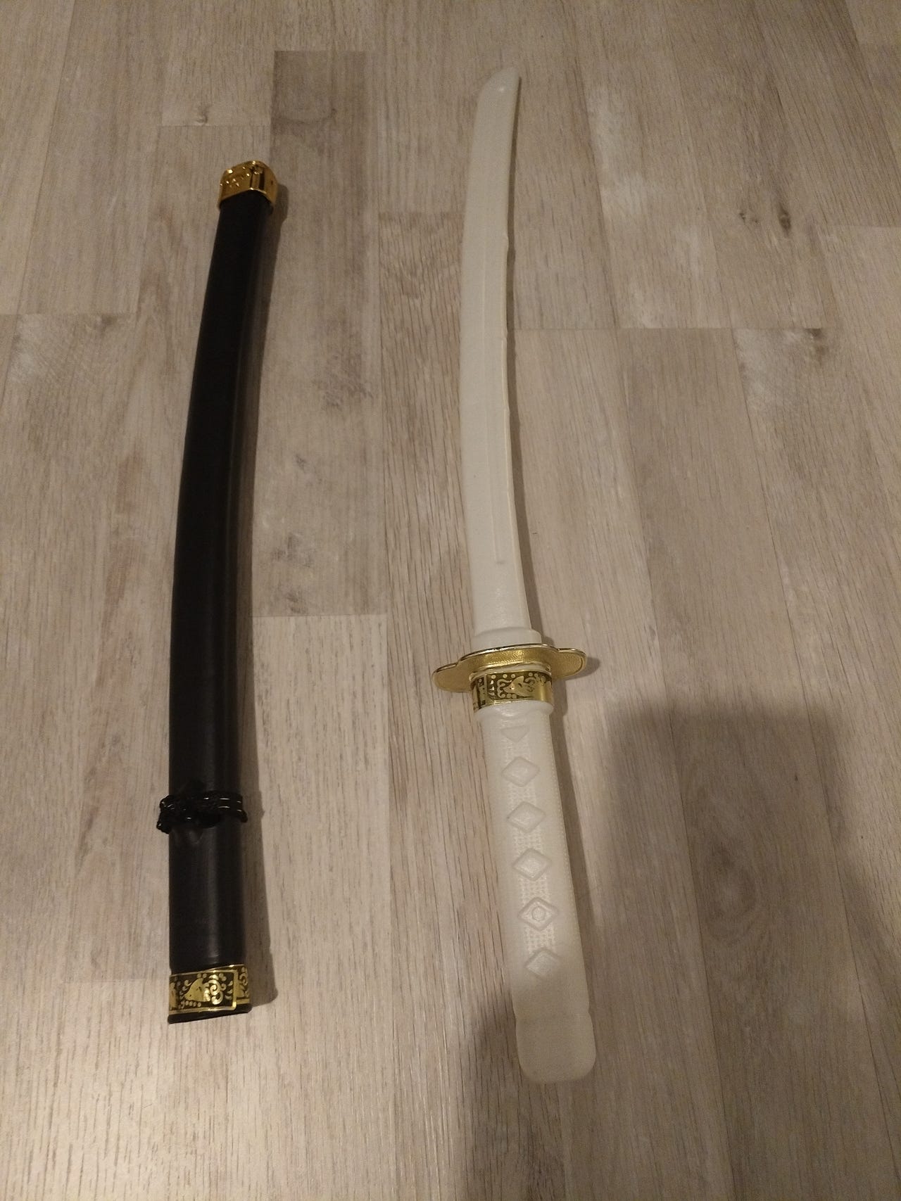 Katana miekka valkoinen kahva musta tuppeen | Tori