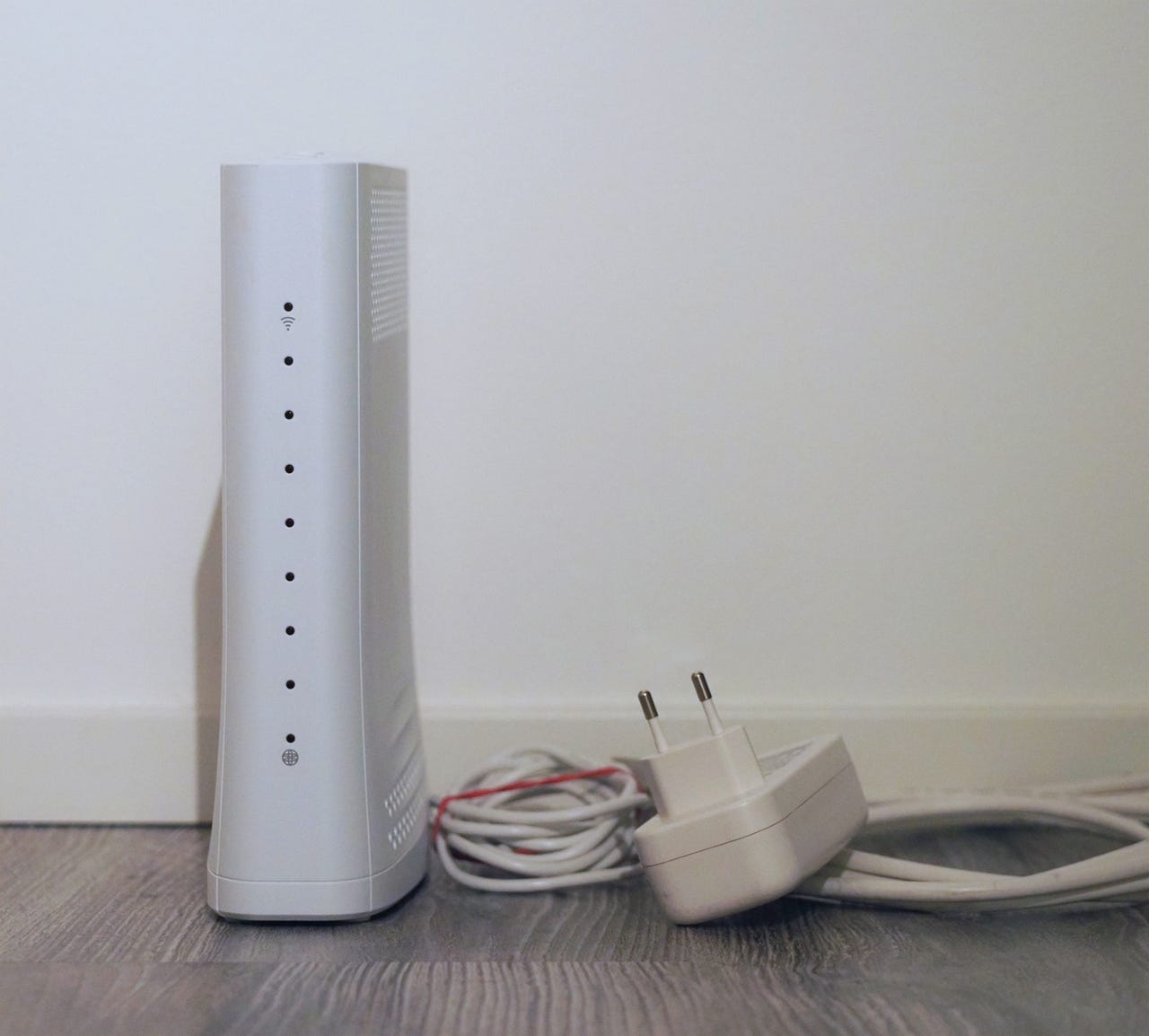 DNA Valokuitu PLUS -modeemi kaapelitalouksiin (F-3890v3) | Tori