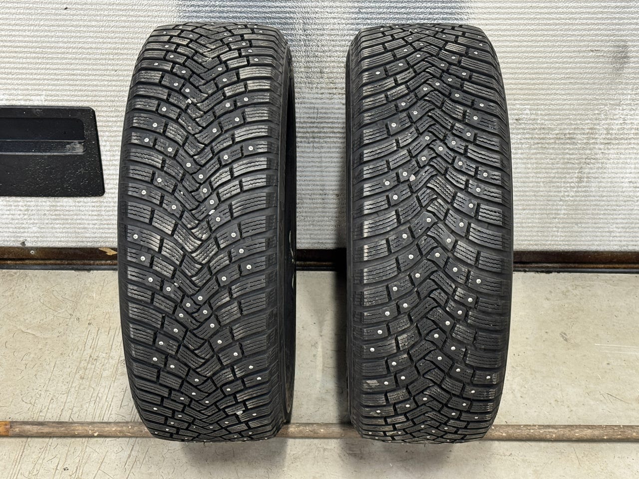 2kpl 215 60 R16 Continental Ice Contact 3 99T. Urasyvyys 7mm. DOT 2820 ...