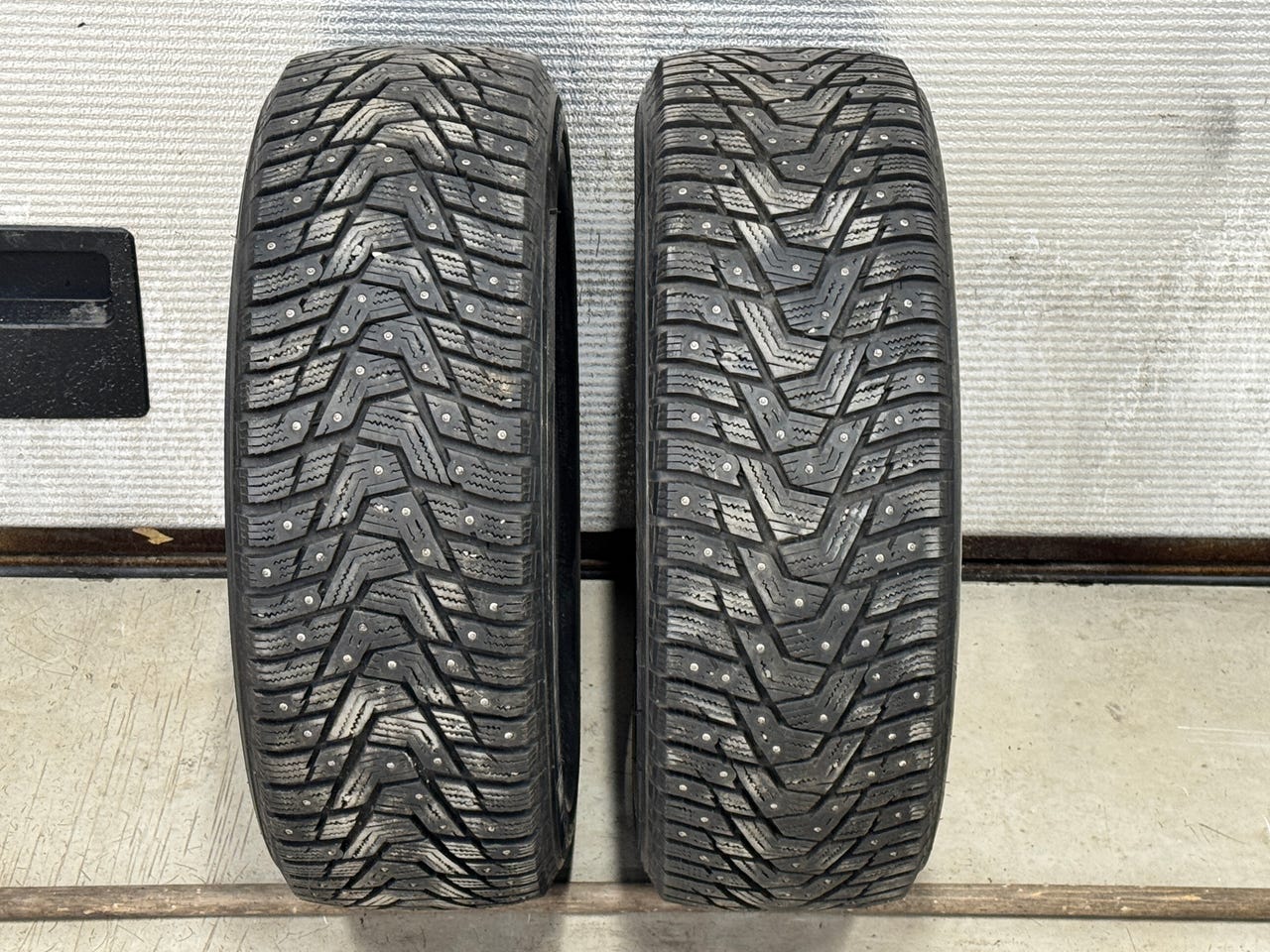 2kpl 215 60 R16 Hankook Winter iPike RS2 99T. Urasyvyys 9mm. DOT 2720 ...