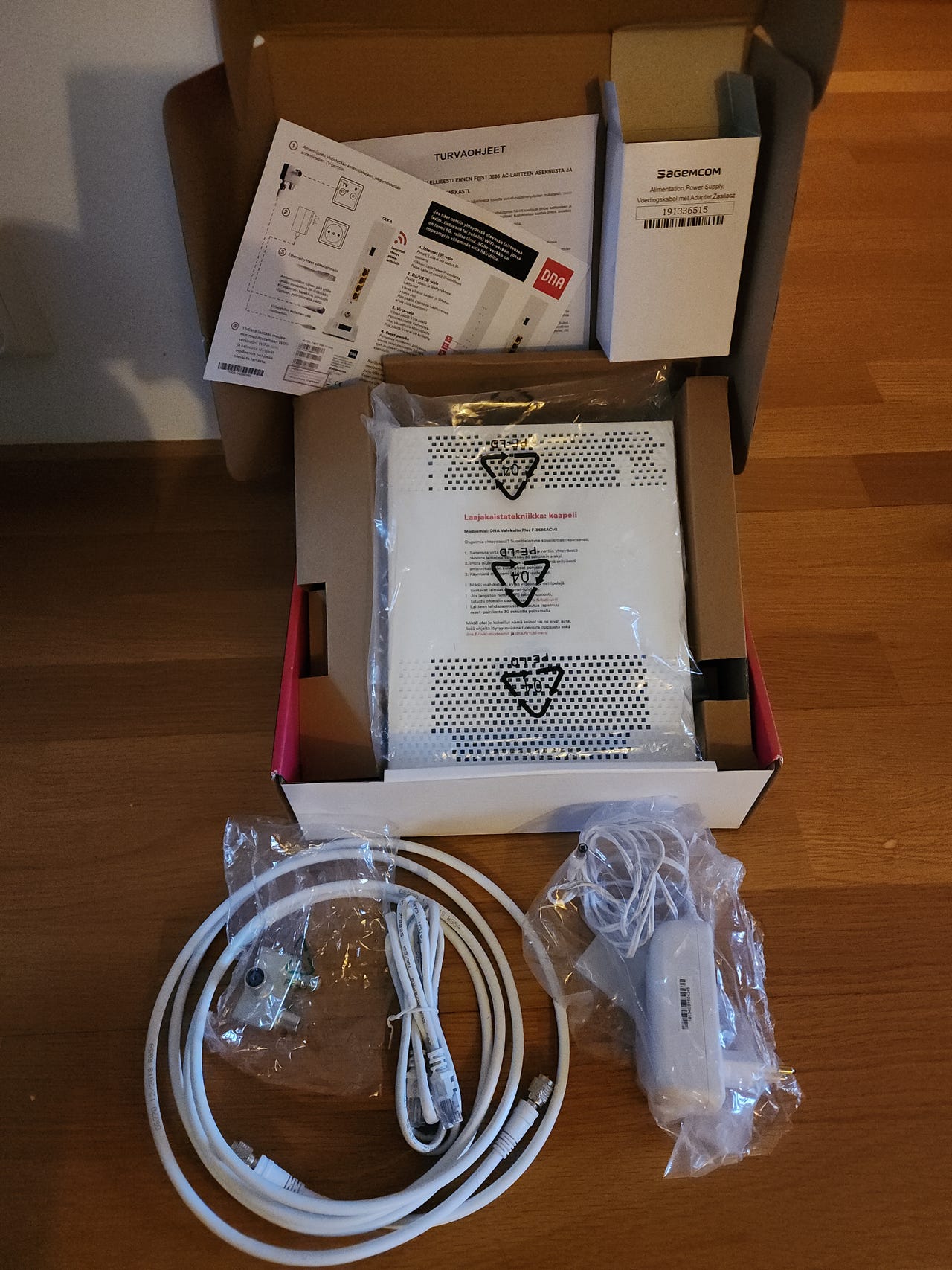 DNA Sagemcom FAST 3686 V2 WIFi reititin | Tori