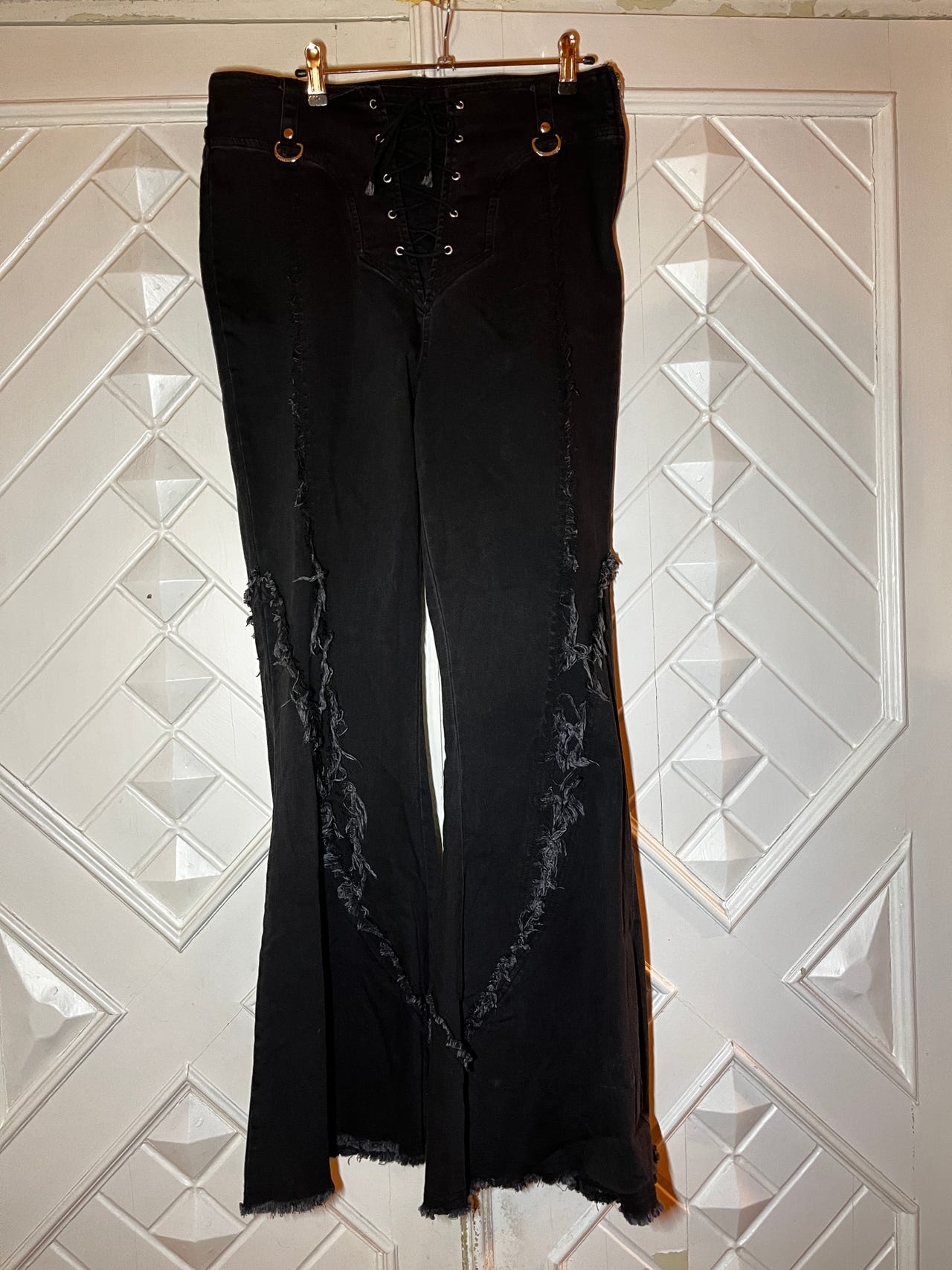 KILLSTAR mustat levenevälahkeiset nyörifarkut, koko XL | Tori