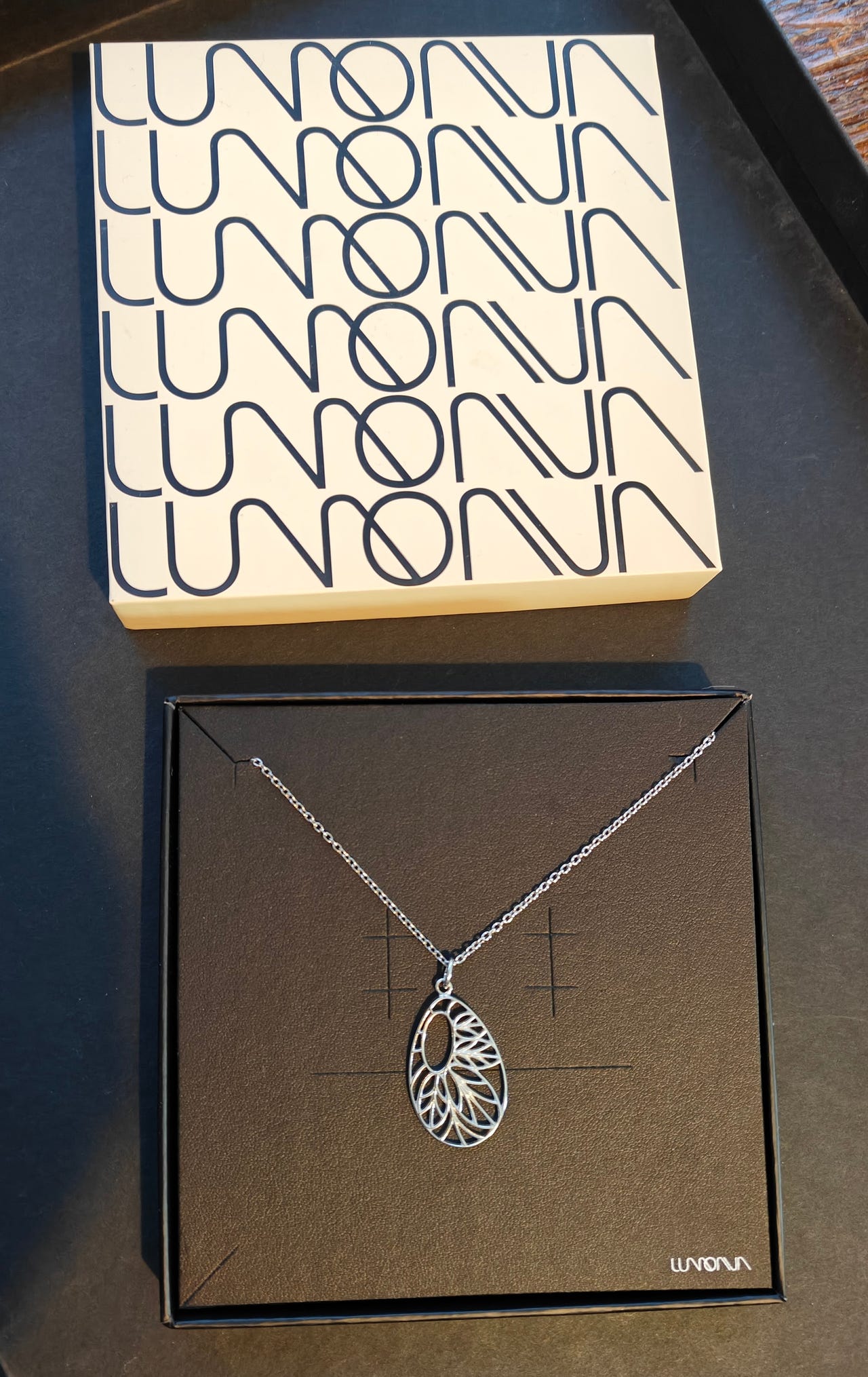 Lumoava Greta hopeinen riipus, uusi | Tori