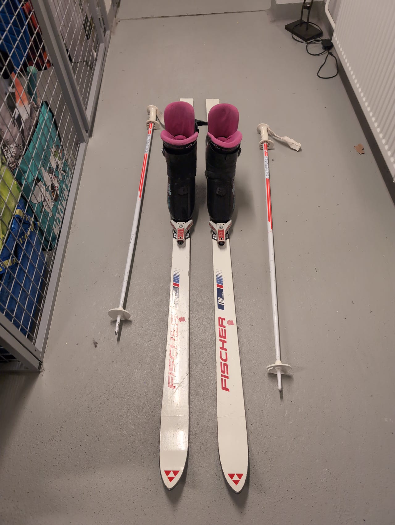 Laskettelu kombo: sukset 175 cm, monot 40 jalalle ja laskettelusauvat ...