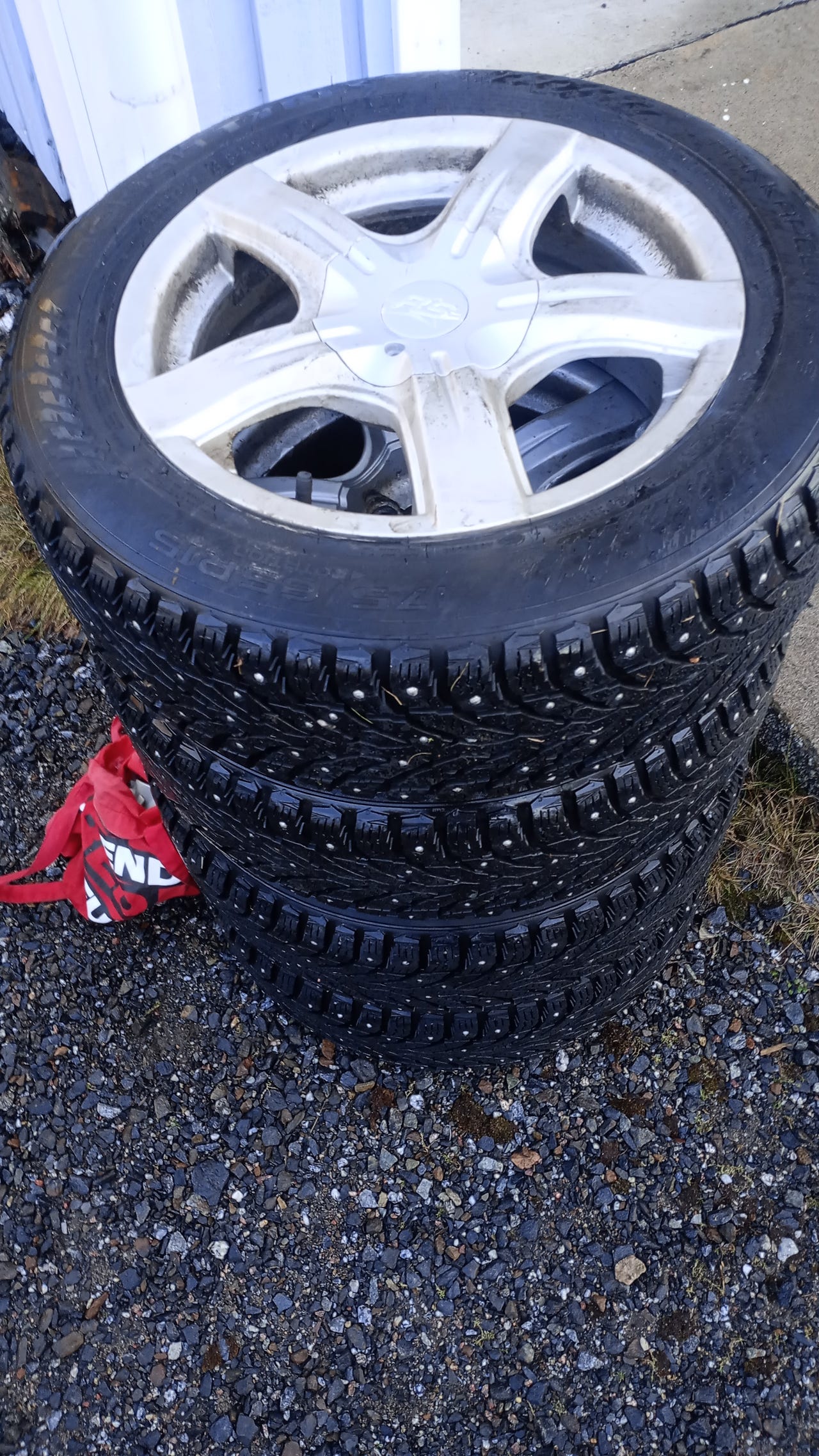 Nokian Hakkapeliitta Renkaat vanteilla 175/65 R15 | Tori