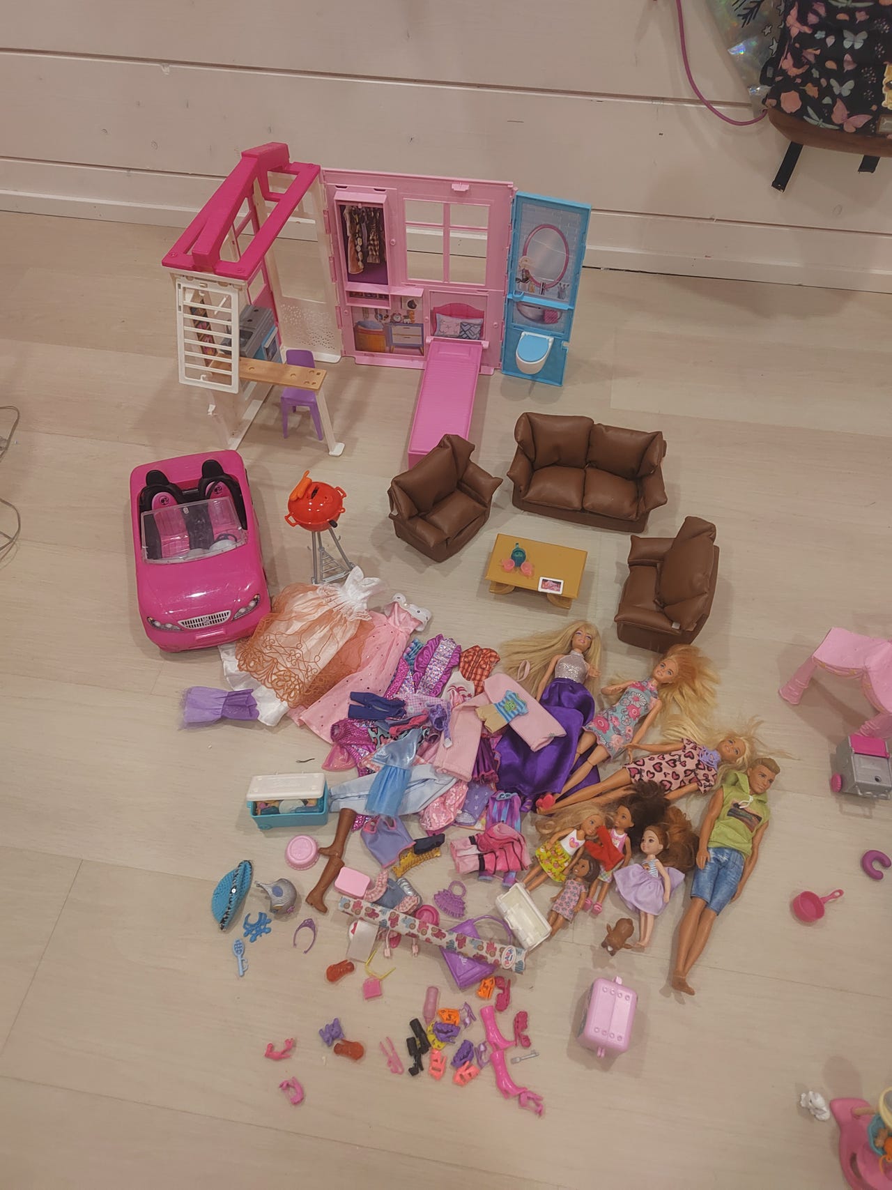 Barbie talo, barbit ja paljon tavaraa | Tori
