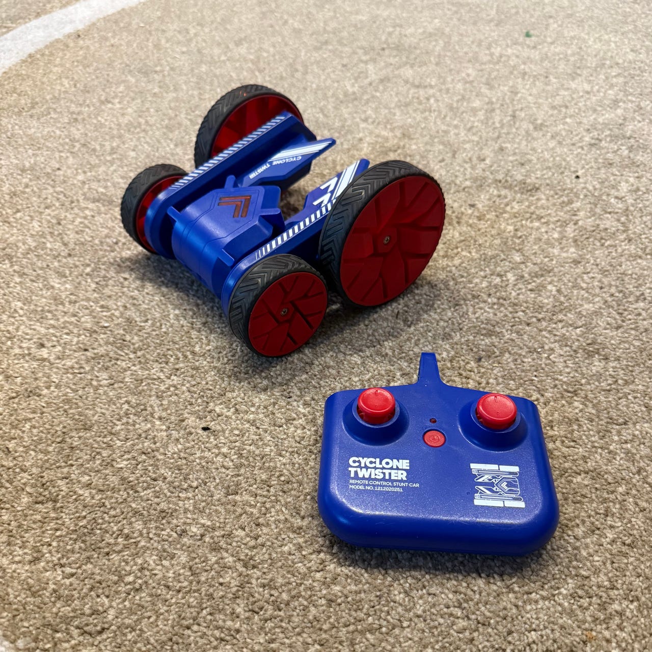 Radio-ohjattava stunttiauto Cyclone Twister, yli 6-vuotiaille | Tori
