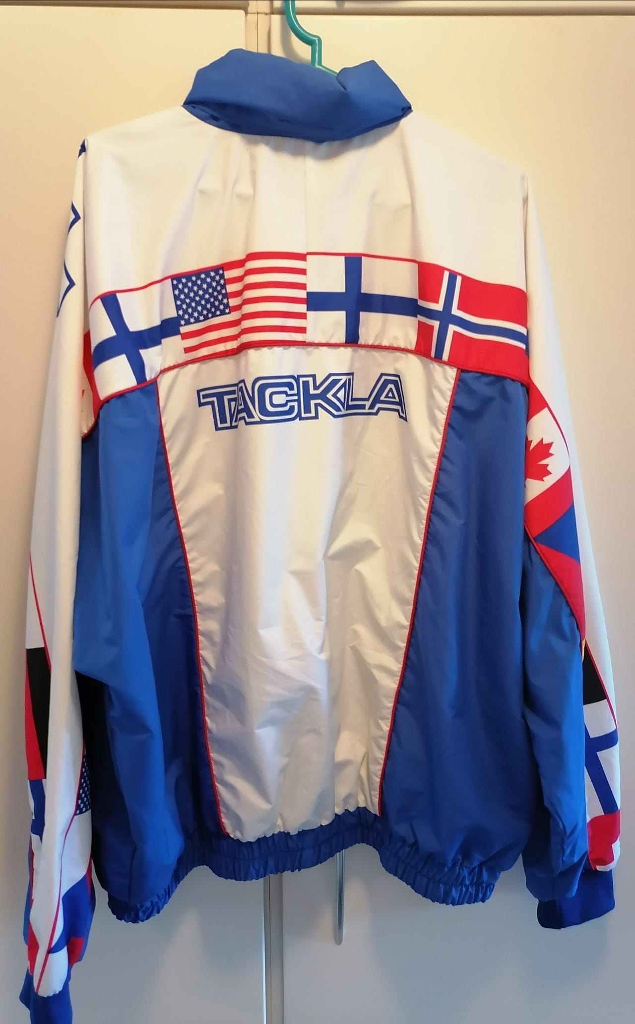 Tacklan 90-luvun tuulitakki ja JYP HT:n vanhat pelipaidat | Tori