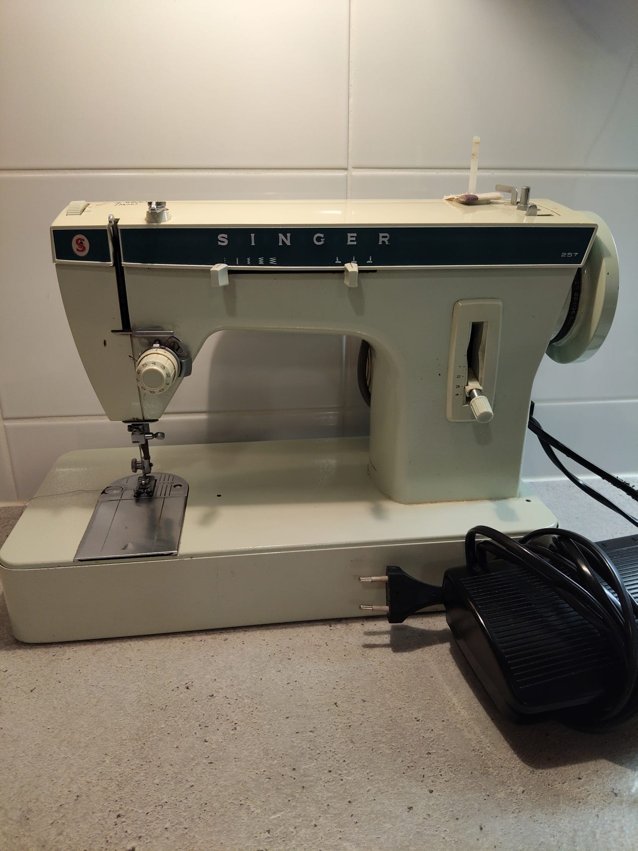 Singer 257 | Tori