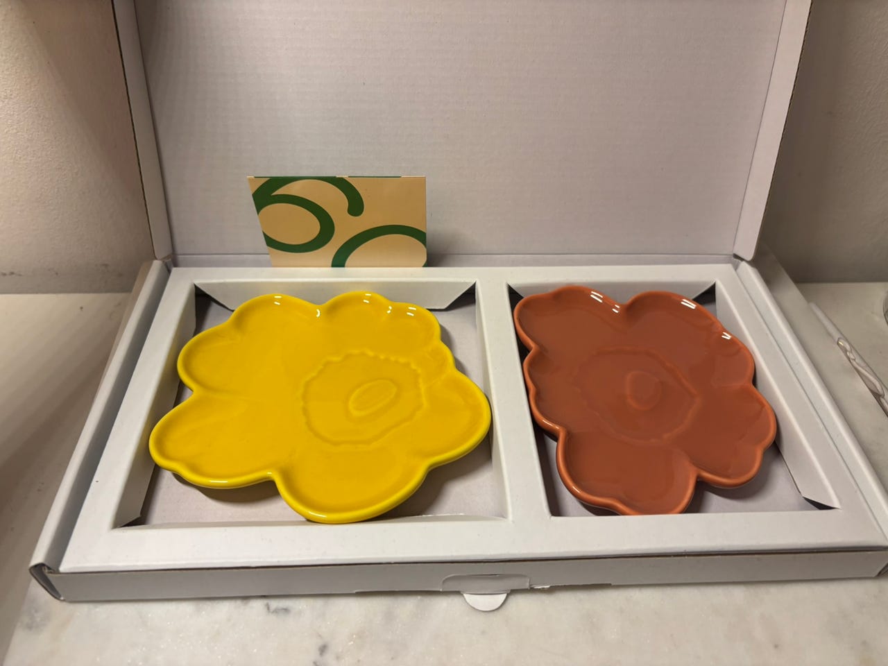 Marimekon Unikko 60-vuotta unikko shape lautaset (keltainen ja light ...