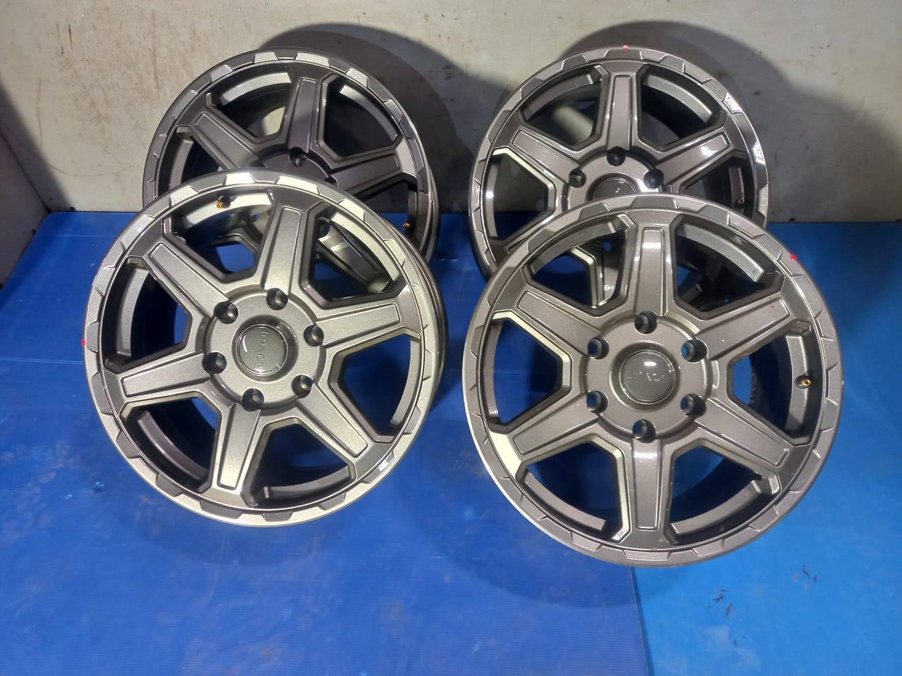Image Gravel Gunmetal 17x7.5" 6x139.7 Uudet! Toyota Hiace 2WD ...