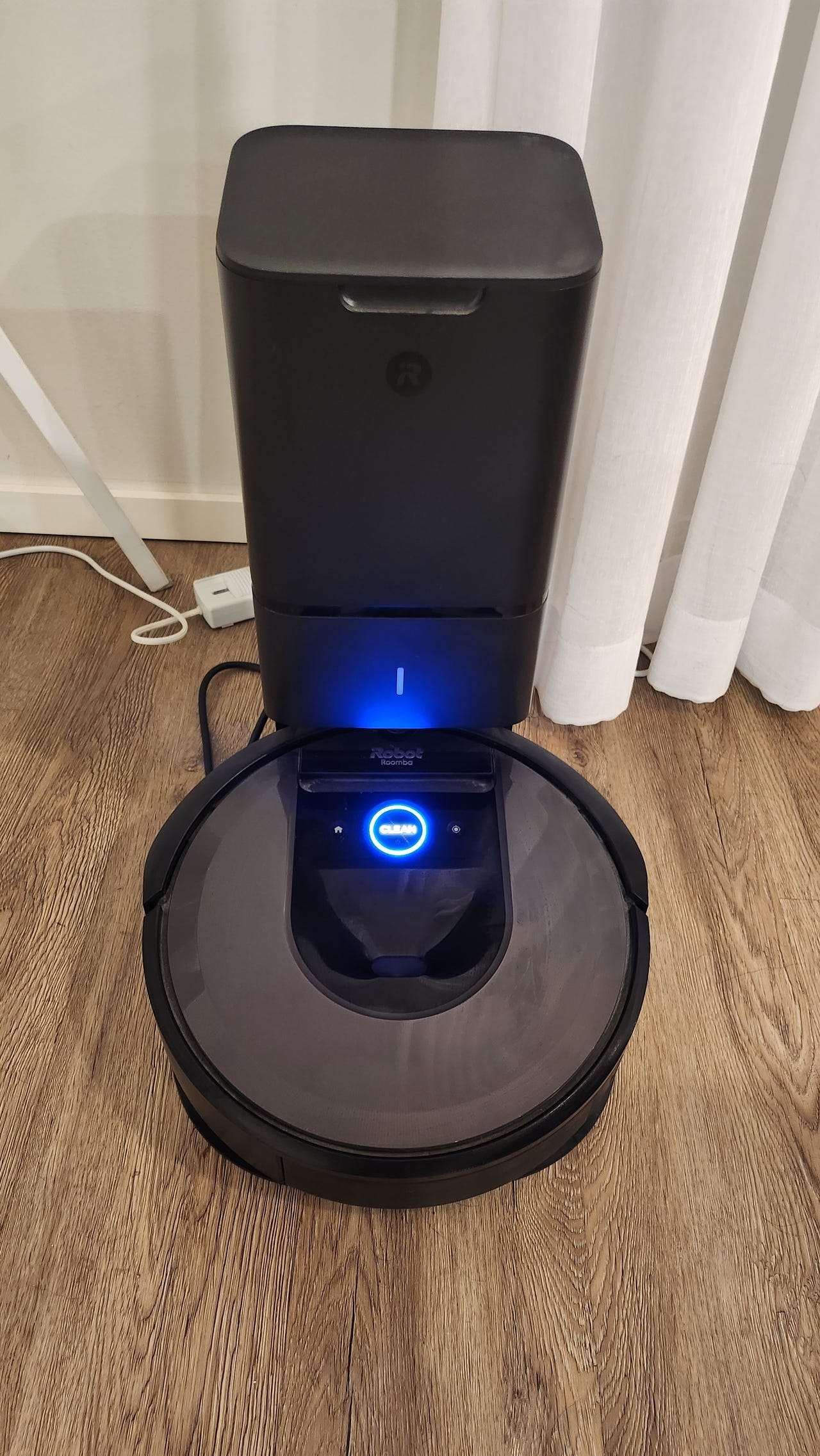 iRobot Roomba i7 robotti-imuri latausasemalla | Tori