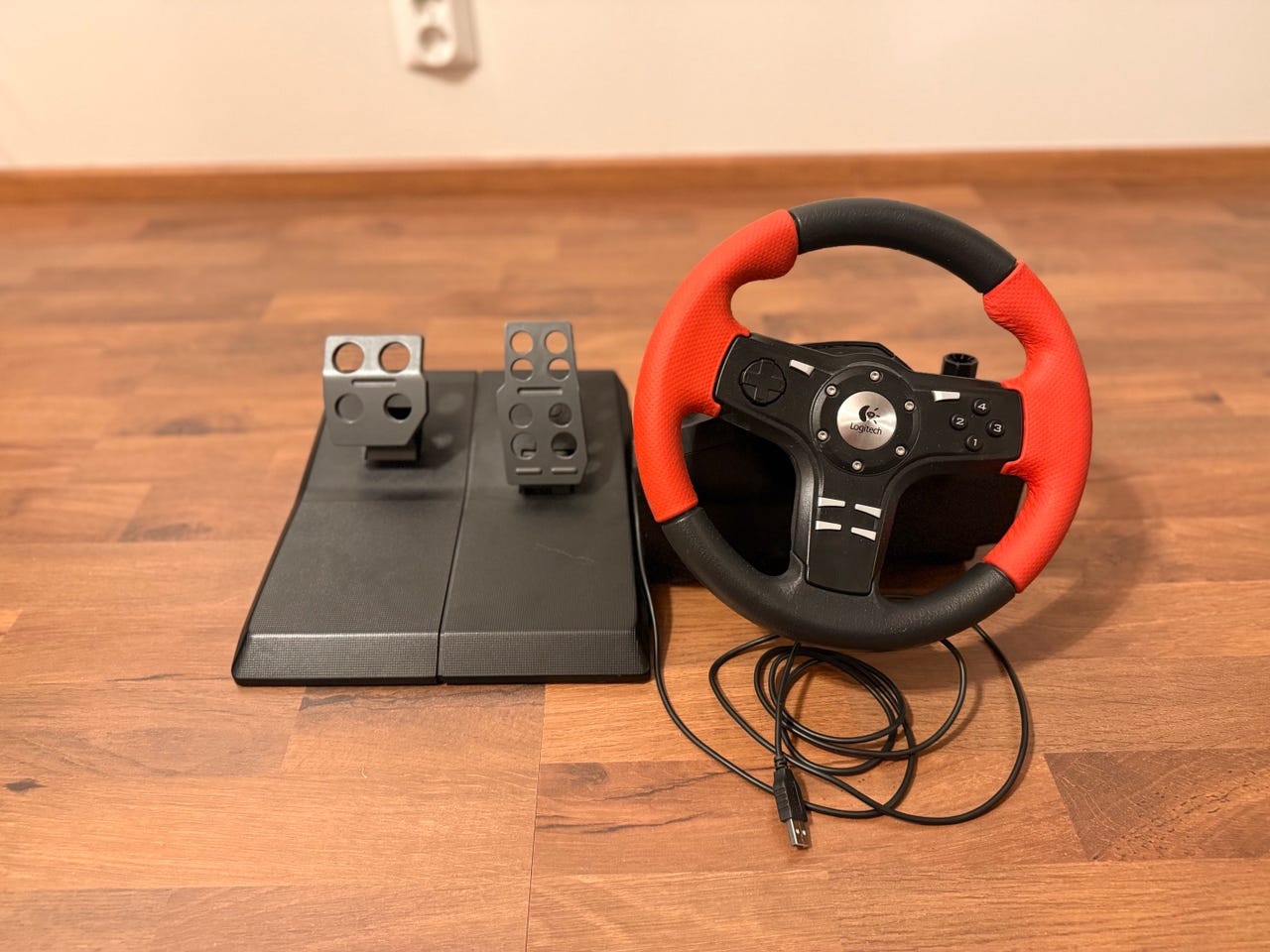 Logitech Formula Force EX ratti ja polkimet PC:lle | Tori