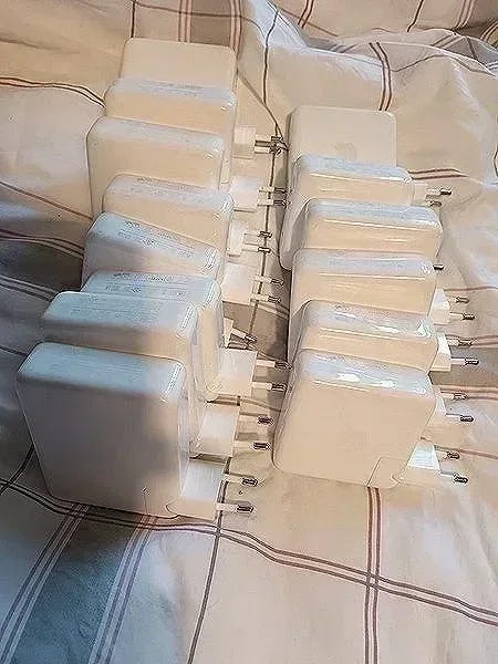 Laturi, adapteri, kaapeli, Apple iPhone Macbook Pro iPad OnePlus ...