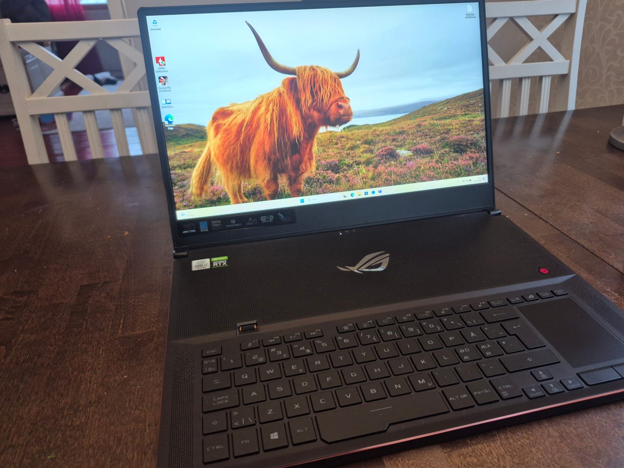 Asus ROG 17" pelikannettava, RTX2080 | Tori