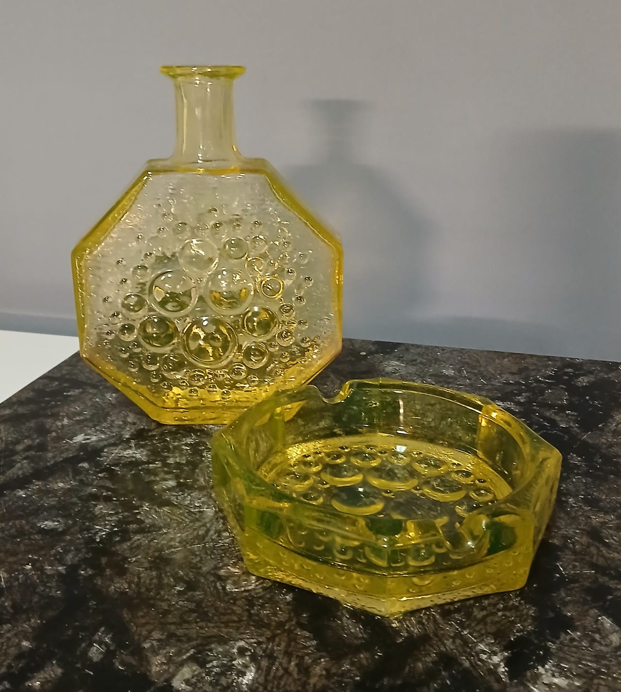 Keltaiset Stella Polaris pullo ja tuhkakuppi, Nanny Still | Tori