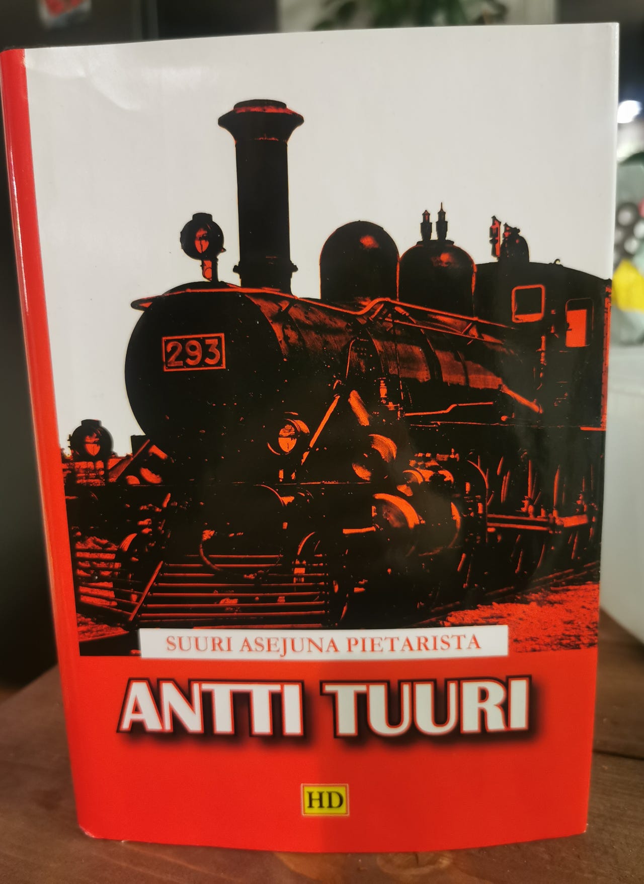 Suuri asejuna Pietarista, Antti Tuuri | Tori
