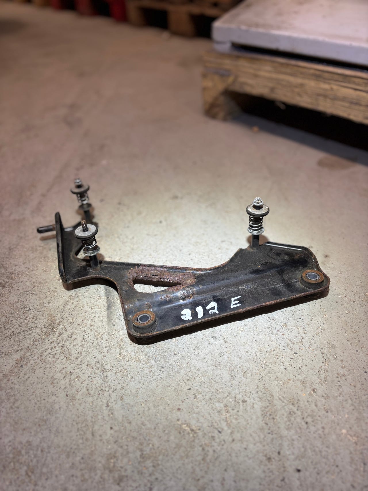 Mercedes-Benz E W212 jousituksen ilmkompuran teline | Tori