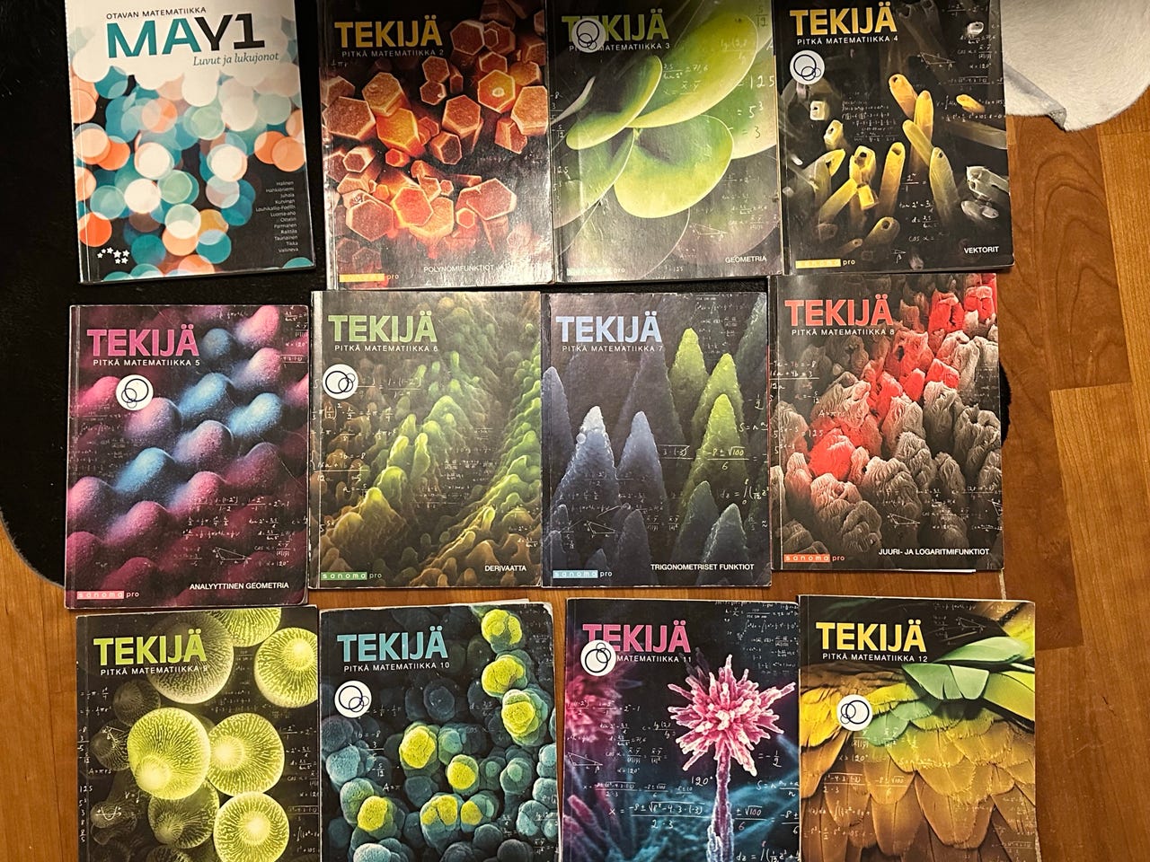 Lukiokirjoja (Matikka, ruotsi, englanti, äidinkieli, fysiikka, kemia ...