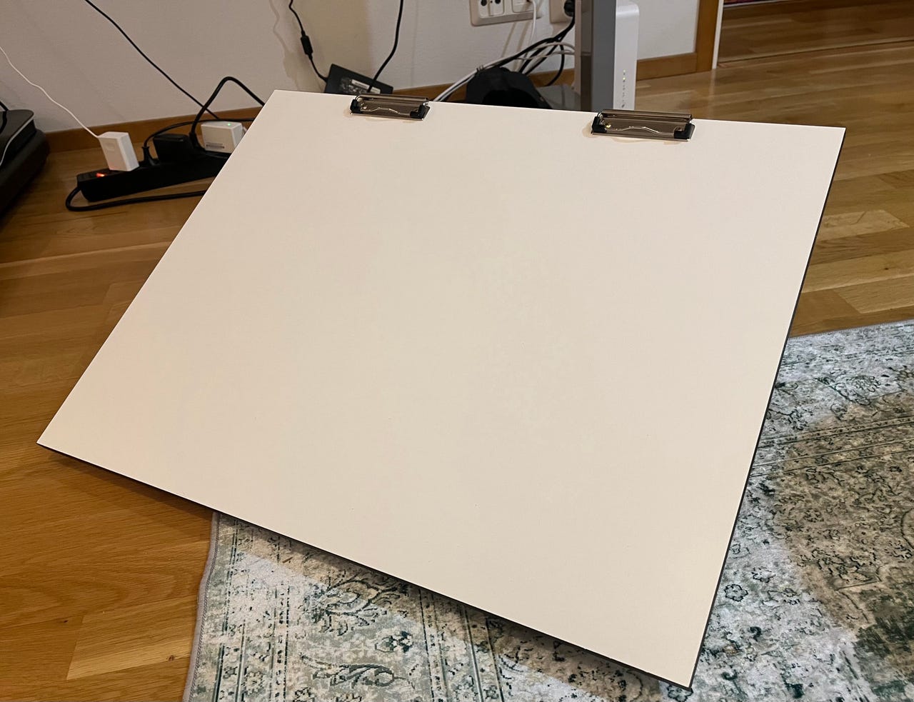 Piirustuspöytä säädettävällä jalustalla ja kantokahvalla | Tori