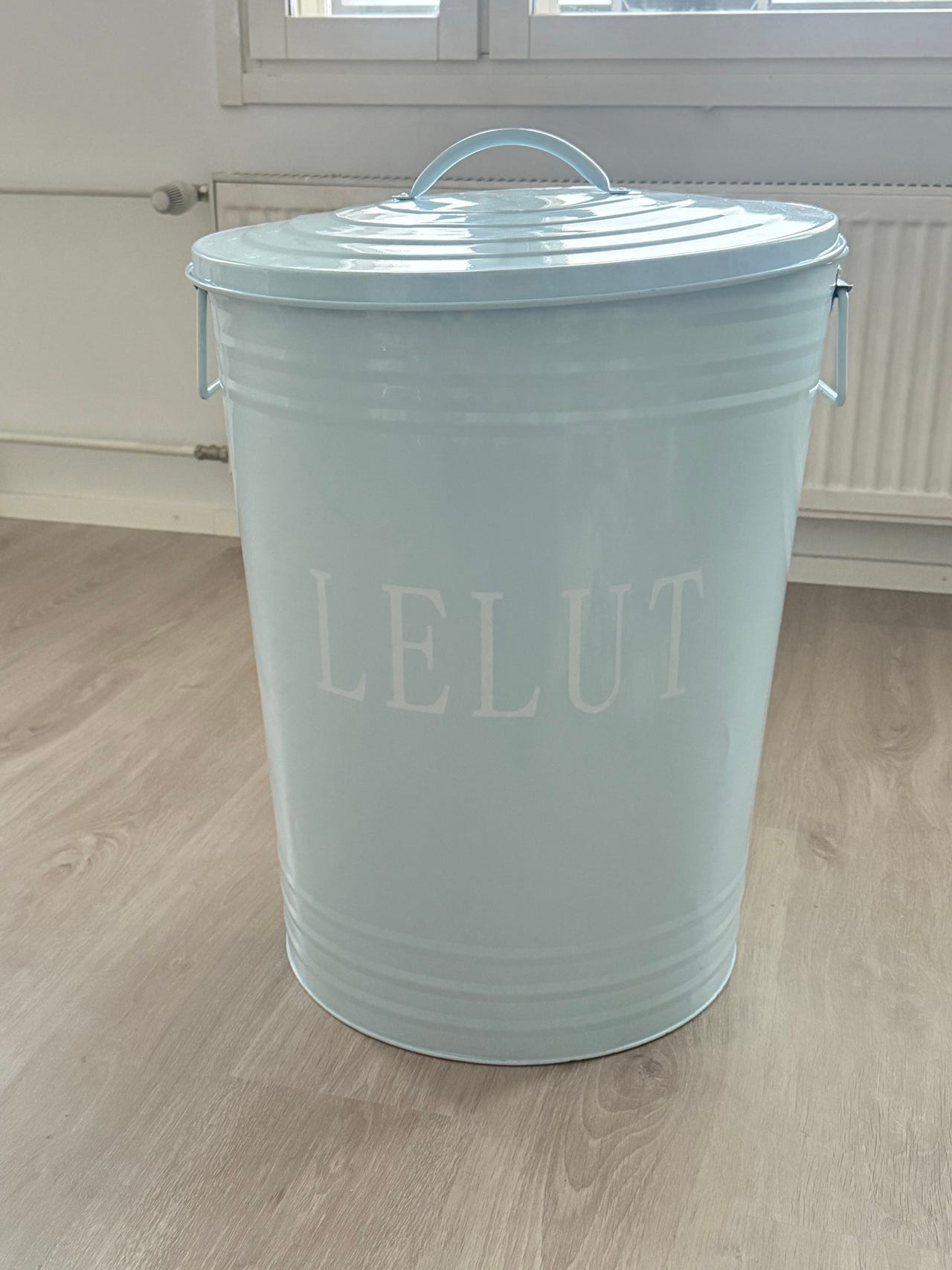 Peltinen iso lelu saavi kannella | Tori