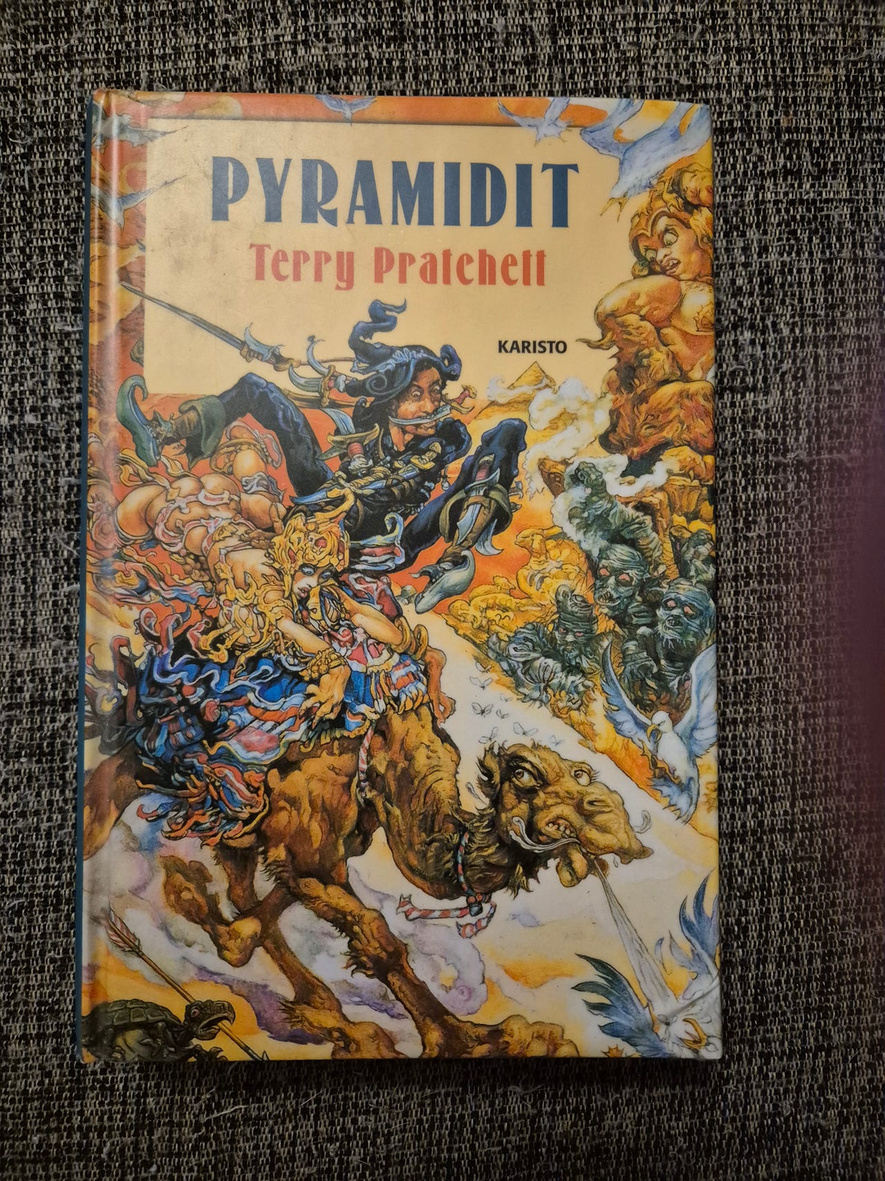 Terry Pratchett : Pyramidit | Tori