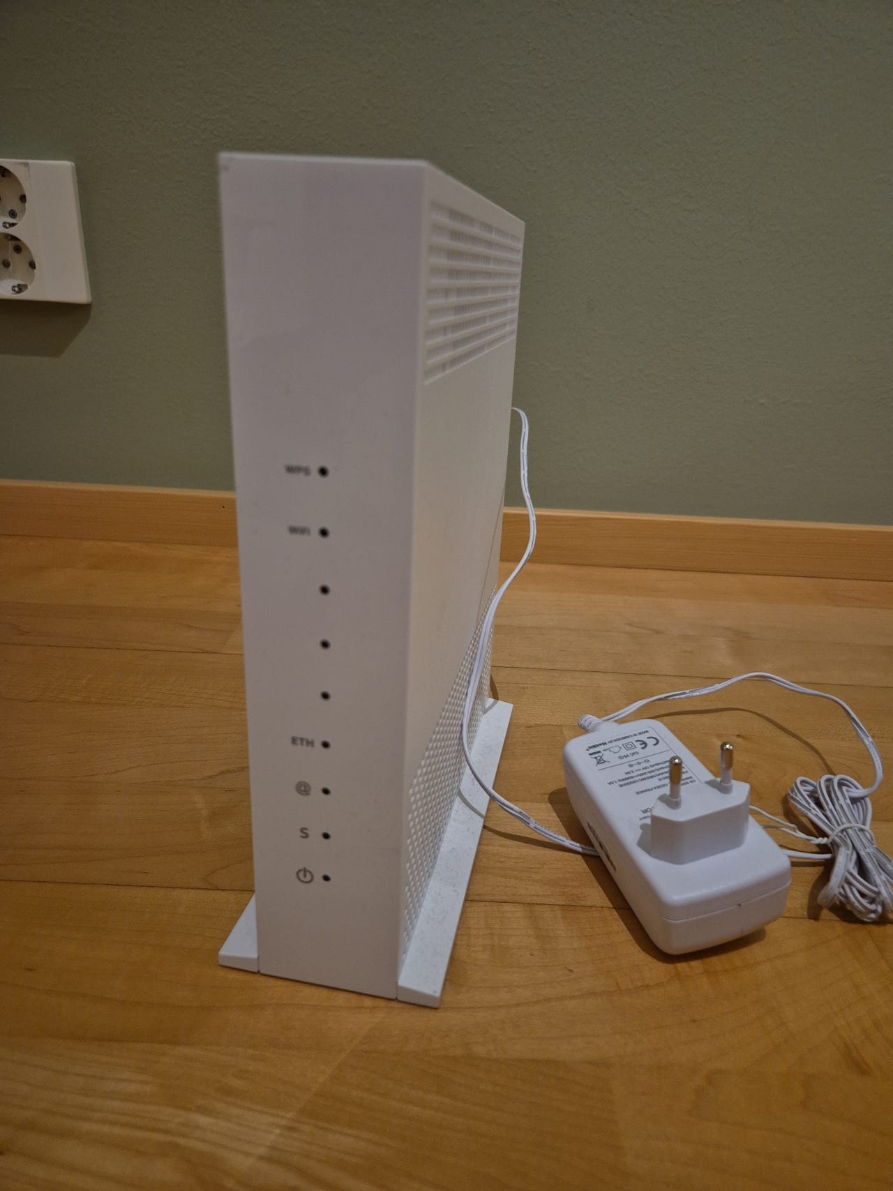 Sagemcom FAST 3686 V2 DNA kaapelimodeemi reititin | Tori