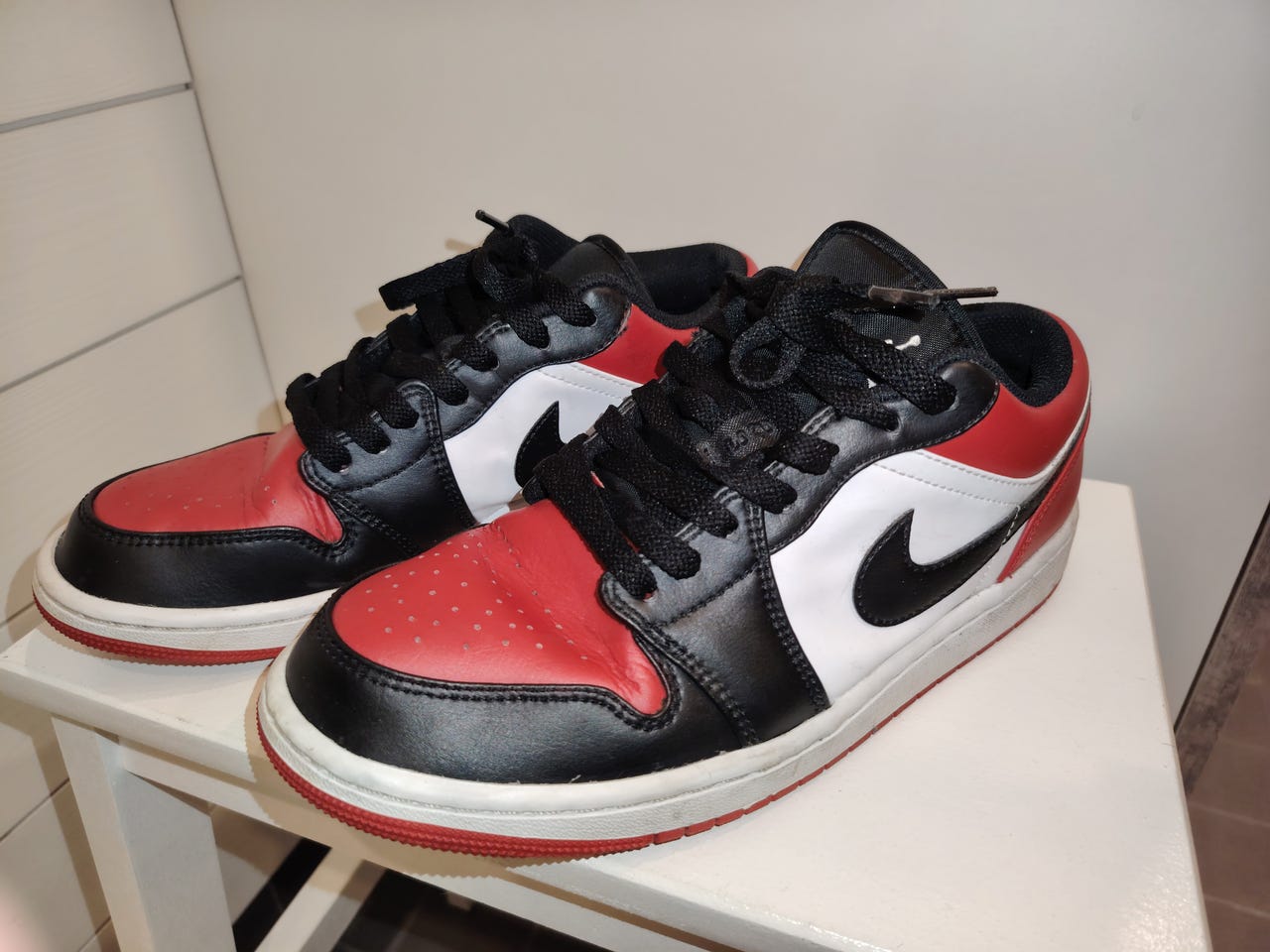 Nike Air Jordan 1 Low tennarit koko 41 musta/punainen/valkoinen | Tori
