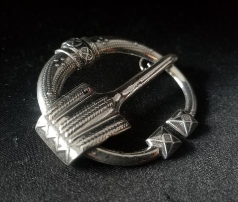 Hanki Kalevala-rintaneula tai koru käytettynä | Tori