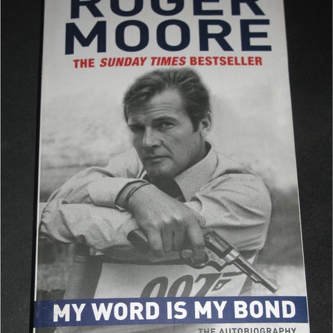 Roger Moore nimikirjoitus muistelmassa | Tori