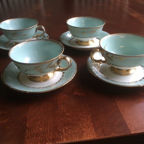 kaksi kahvikuppia tassien kera; kaksi kuppia ilman tasseja | Tori