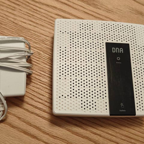 DNA Valokuitu PLUS -modeemi kaapelitalouksiin (F-3890v3) | Tori