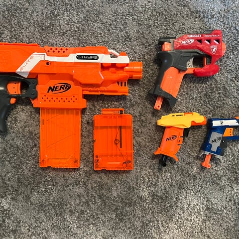 Nerf -pyssyjä x 4 ja X-Shot x 2 (setti) + panoksia | Tori