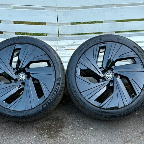 VW ID.4/ID.5 OEM vanteet 20” Bridgestone kesärenkailla | Tori