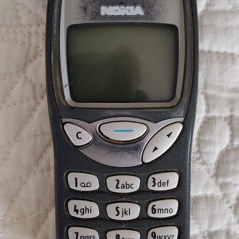 Nokia Legendary 3210 peruspuhelin, harmaa (käytetty) mukana Uusi akku ...