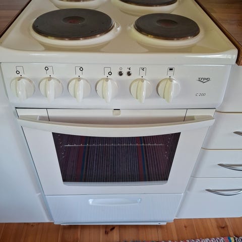 Lähes uudenveroinen Upo sähkö hella. | Tori