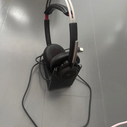 Plantronics Poly Voyager 8200 | Tori