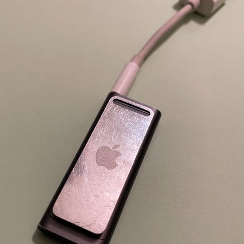 iPod shuffle (hopea) + nappikuulokkeet – toimii, siisti | Tori