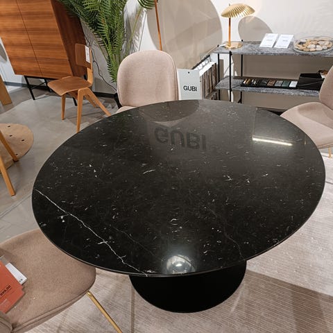 Gubi 2.0 ruokapöytä & Eames Daw käsinojatuolit | Tori