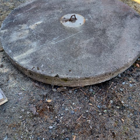 Betoni kaivonkansi Halkaisija 1 m yksi ripa kannessa paksuus n. 5 cm | Tori