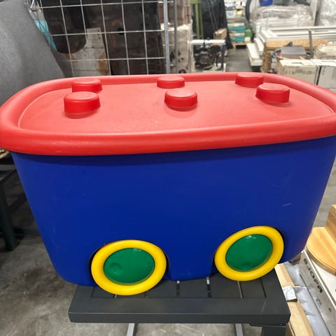 Vaarin tekemä Lego lastenhuoneen säilytyskaluste muovisiin laatikoihin ...