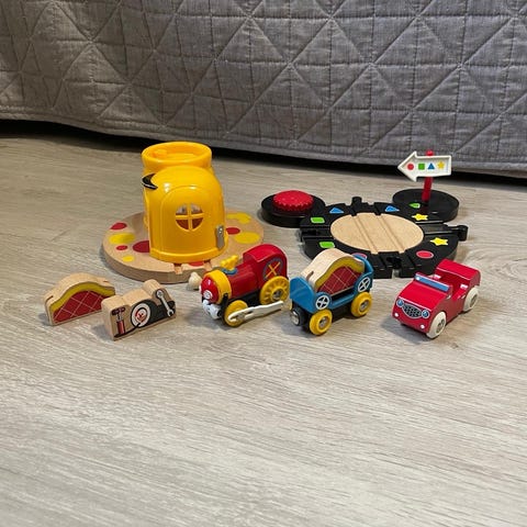 Brio patterikäyttöinen veturi ja junaradan osia | Tori