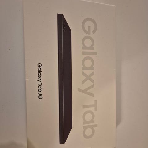 Pukin konttiin samsung galaxy tab ja kannettava tietokone. | Tori