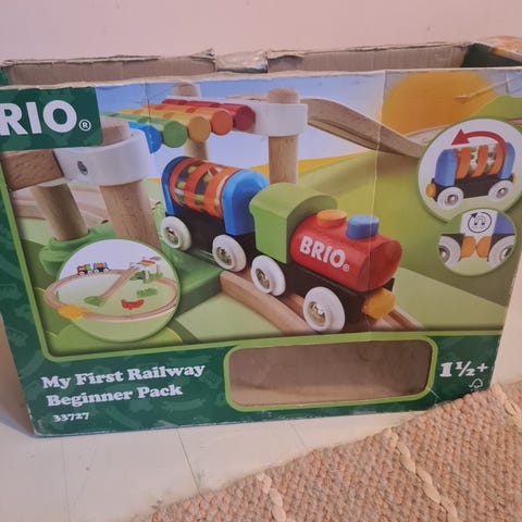 Brio patterikäyttöinen veturi ja junaradan osia | Tori