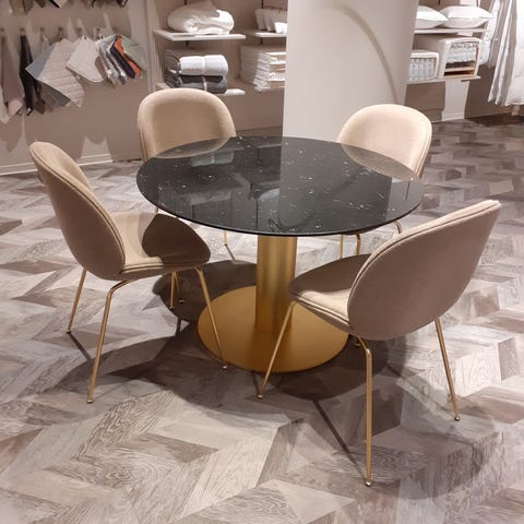 Gubi 2.0 ruokapöytä & Eames Daw käsinojatuolit | Tori