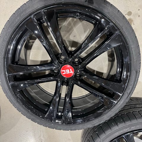 Uudet Kitkarenkaat 235 35 20 Tesla Model 3 | Tori